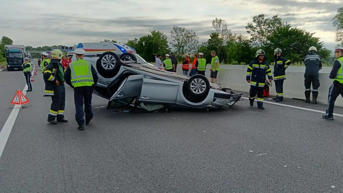 Pkw überschlagen: Vier Personen bei Verkehrsunfall auf A9 verletzt